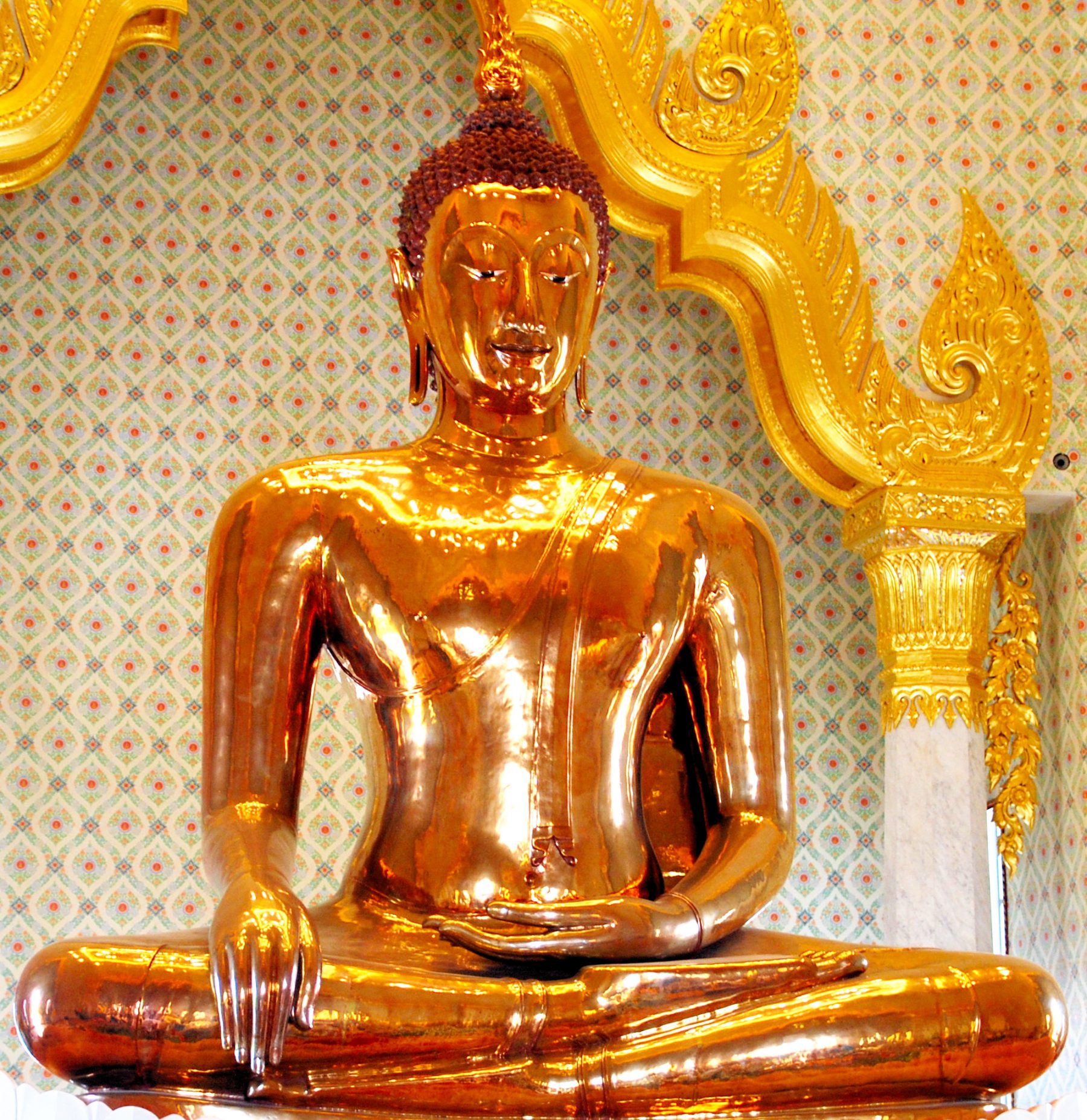 golden-buddha-statue-at-wat-traimit-lisa-nirell